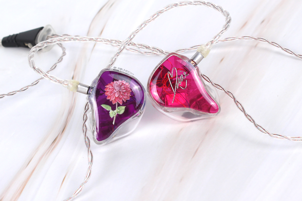 보라색플레이트위 달리아꽃과